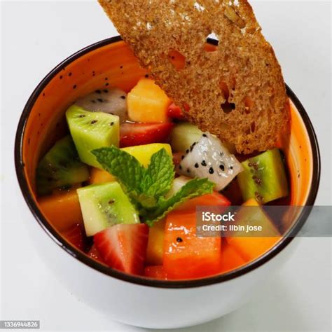 혼합 과일 그릇에는 키위 딸기 파파야 파인애플 드래곤 프루트 멜론 등이 포함됩니다 0명에 대한 스톡 사진 및 기타 이미지 Istock