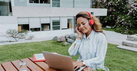 라틴 아메리카의 사무실에서 컴퓨터로 일하는 라틴 비즈니스 성인 여성 사진 Unsplash의 매니저 이미지