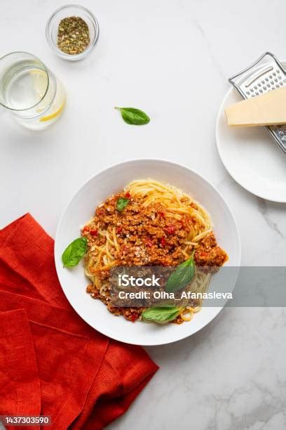 그릇에 이탈리아 파스타 스파게티 그레고리력의 상위 뷰 미트소스 스파게티에 대한 스톡 사진 및 기타 이미지 미트소스 스파게티 볼로네즈 소스 접시 Istock