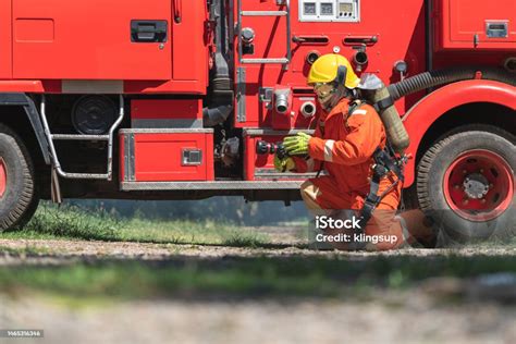 소방관 또는 소방관은 소화기로 훈련하고 호스에서 고압의 물을 분사하여 사고 시뮬레이션에서 화재를 제어합니다 40 44세에 대한 스톡 사진 및 기타 이미지 Istock