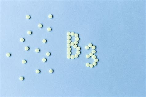 파란색 배경에 B3 알파벳모양으로 형성하는 노란색 알약 배너 여유 공간 텍스트 공간을 사용할 수 있습니다 복사 공간을 복사합니다 부드러운 초점 흐릿한 배경 영양 보충제