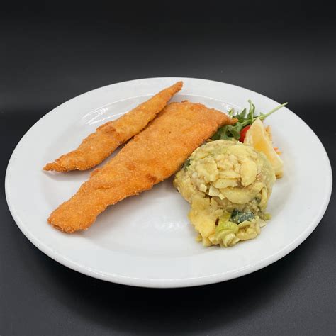 Ocvrt Oslič Krompirjeva Solata S Pečeno Papriko Gostilna Maček