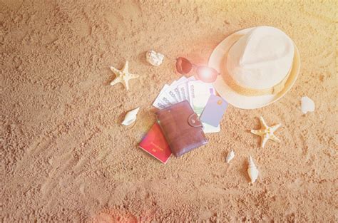 모자 돈 여권 지갑 신용 카드 선글라스 불가사리 모래 해변의 조개껍데기 해변 휴가 개념입니다 신용 카드에 대한 스톡 사진 및