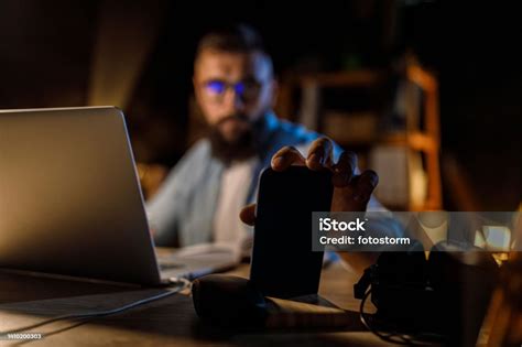 책상에서 늦게 일할 때 스마트 폰에서 알림을 확인하는 사업가 남자에 대한 스톡 사진 및 기타 이미지 남자 닿음 스마트폰 Istock