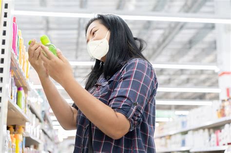 의료 마스크 쇼핑과 하이퍼 마켓 이나 쇼핑몰에서 식료품을 선택 하는 아시아 여자 고름에 대한 스톡 사진 및 기타 이미지 고름 라벨 병 Istock