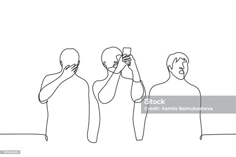 많은 사람들이 놀라움으로 무언가를 바라보고 서 있고 그 중 한 명이 전화로 사진을 찍습니다 충격적인 사건 무서운 자연 현상 유명인과 팬들의 만남의 개념 3 명에 대한 스톡