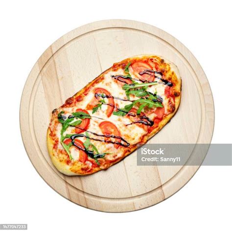 흰색 배경에 고립 된 나무 접시에 맛있는 피자를 제공합니다 파일에클리핑 경로가 포함되어 있습니다 레스토랑이나 피자 가게를위한 광고 전단지 및 포스터 페퍼로니의 맛있는 맛의