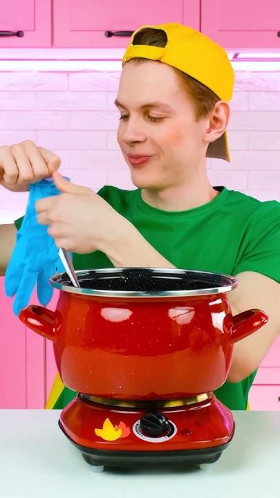 남자가 그의 글러브를 부풀립니다 Youtube