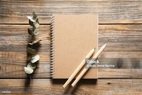 나무로 된 에코 연필과 재활용된 공책이 나무 배경에 놓여 있다 0에 대한 스톡 사진 및 기타 이미지 0 0명 개발 Istock
