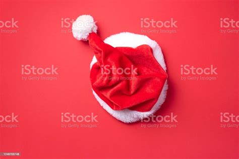 빨간 배경에 산타의 모자의 상단 보기 크리스마스 새해 겨울 방학 시즌 컨셉 배너 맨 위 보기입니다 공간을 복사합니다 강림절 시간 축제 인사말 카드 12월에 대한 스톡 사진