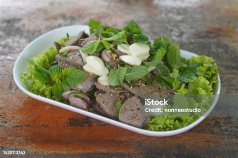 뜨거운 달콤한 간은 나무 테이블 배경 음식 장식 개체 복사 공간에 흰색 접시에 배치됩니다 간 내부 기관에 대한 스톡 사진 및 기타 이미지 Istock