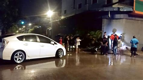 យុវជនម្នាក់ជិះម៉ូតូវ៉ាជែងមិនប្រយ័ត្នជ្រុលបុករថយន្តកំពុងបត់ឆ្លងផ្លូវដួលបោកក្បាលនឹងចិញ្ចើមផ្លូវបណ្