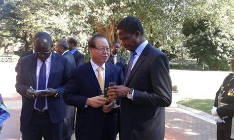 지난 5 28 목 권용규 대사는 잠비아 대통령궁에서 실시된 신임장 제정식에 참석하여 Lungu 대통령에게 신임장을 제정하였습니다 Lungu 잠비아 대통령은 한국의 경제