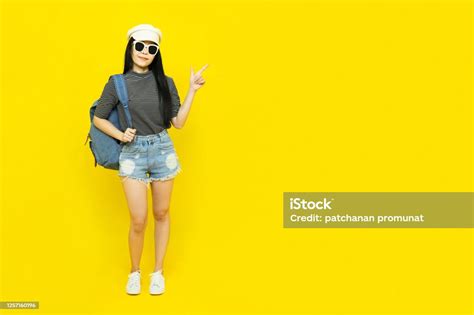 노란 배경에 고립 된 배낭 셀카와 캐주얼 옷과 선글라스를 입고 여행자 관광객 아름다운 젊은 아시아 여성 여름 방학 휴가 및 여행 개념 가방에 대한 스톡 사진 및 기타 이미지