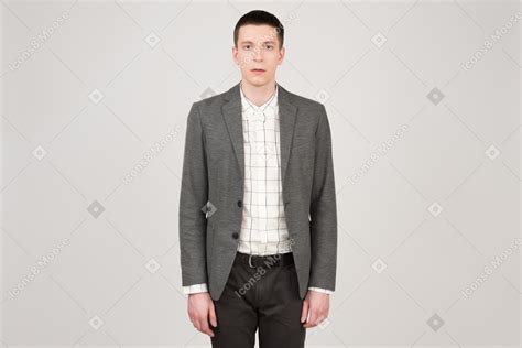 서있는 잘 생긴 젊은이 사진