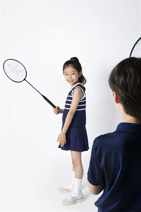 유토이미지 어린이친구와 함께 골프 치는 사진 이미지