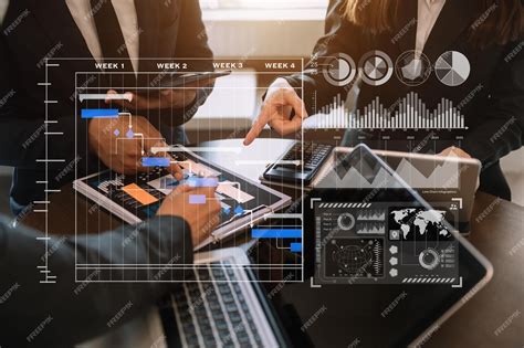 사업가 손 프로젝트 관리자 작업 및 업데이트 작업 및 Gantt 차트 일정 가상 다이어그램 스마트폰 태블릿 및 노트북 프리미엄 사진
