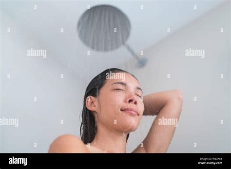 Mädchen untet der dusche Fotos und Bildmaterial in hoher Auflösung Alamy