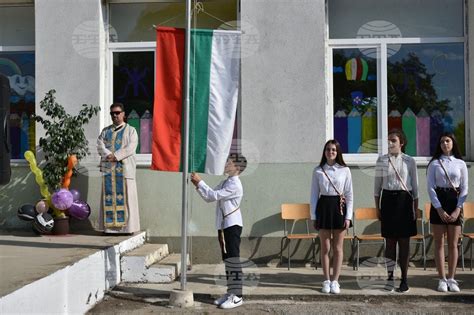 С Ден на отворени врати състезания и награждаване на отличници сливенското училище „Св св