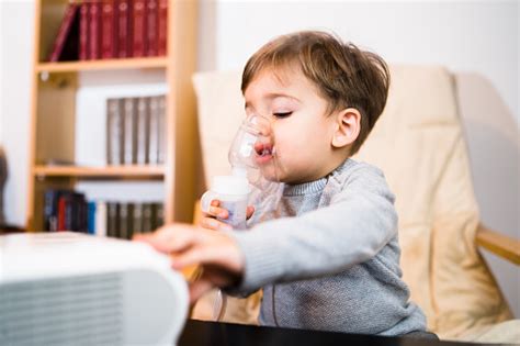 집에서 흡입 증기 흡입기 분무기 마스크를 사용 하 여 어린 소년 의료 절차 증기 약물 치료 천식 폐 렴 기관지염 기침 가정 생활에 대한 스톡 사진 및 기타 이미지 Istock