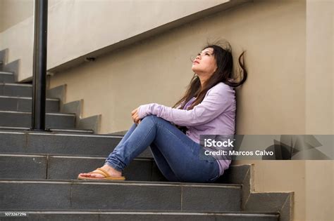 젊은 슬 프 고 우울 아시아 한국 학생 여자 또는 야외에서 압도 하 고 절망적 인 기분이 불안 거리 계단에 앉아 왕 따 십 대 고통 우울증 문제 거리에 대한 스톡 사진 및