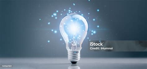 개념 혁신 아이디어 창조적 영감 전구 솔루션 기술 성장하는 푸른 빛 반짝이는 효과가있는 전구 혁신 영감 창조적 새로운 아이디어의 개념 발명에 대한 스톡 사진 및 기타 이미지
