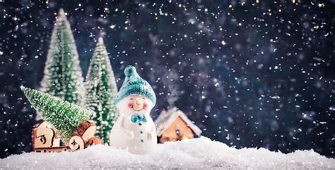 메리 크리스마스와 복사 공간과 새해 복 야 구성 작은 눈사람은 요정 숲에서 집으로 크리스마스 트리를 운반합니다 겨울 축제 배경 겨울에 대한 스톡 사진 및 기타 이미지