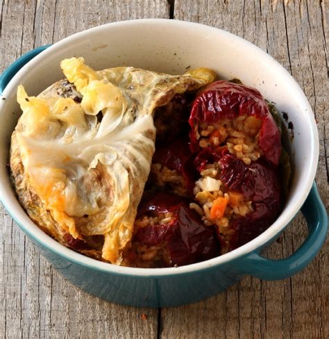 Сухи чушки пълнени с оризпраз кисело зеле и сушени кайсии