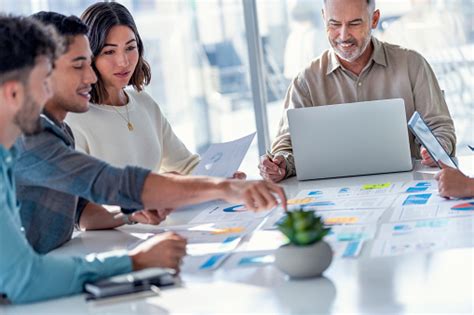 회의실 테이블에서 서류 작업을 하는 다양한 인종 의 다양한 그룹 재무 설계에 대한 스톡 사진 및 기타 이미지 재무 설계 모임 소기업 Istock