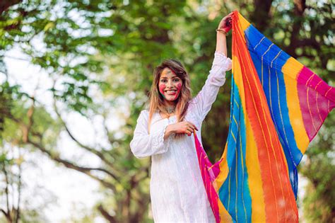 행복 한 젊은 아름 다운 소녀 춤과 Holi 축제의 기회에 색깔을 가지고 노는 20 24세에 대한 스톡 사진 및 기타 이미지 20 24세 공휴일 긍정적인 감정 표현