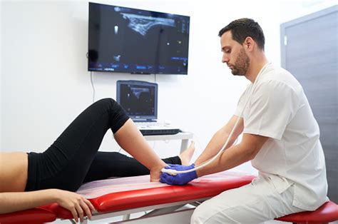 부상을 확인하기 위해 발목에 초음파를 수행하는 물리 치료사 건강관리와 의술에 대한 스톡 사진 및 기타 이미지 건강관리와 의술 2명 30 34세 Istock