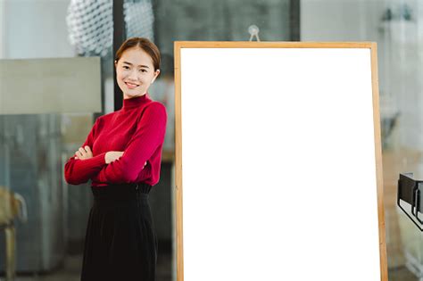 아름 다운 젊은 아시아 여성이 메시지나 광고를 위한 빈 보드를 들고 있습니다 텍스트 삽입을 위한 빈 공간 개념 25 29세에 대한 스톡 사진 및 기타 이미지 Istock