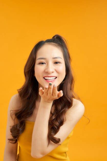 Hermosa Chica Enviando Beso Al Aire Foto Premium