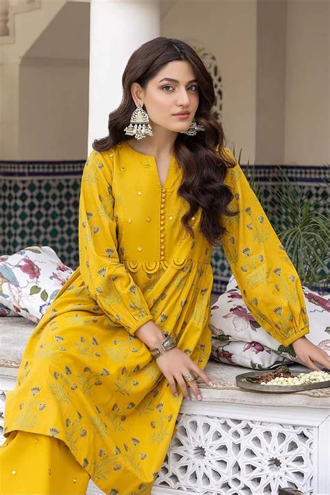 Pin On Yellow Suit Collection 💛 Stylish Dress Designs Fashion Show