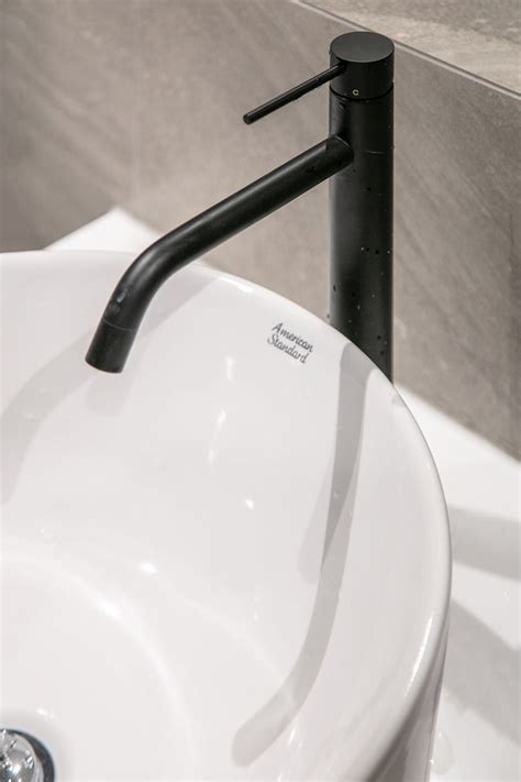 세련된 블랙 수전 욕실인테리어 검은색 인테리어 욕실 사진