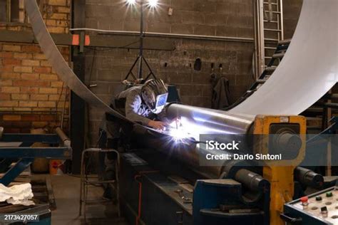 산업 작업장에서 대형 금속 구조물에서 작업하는 용접기 건설 기계류에 대한 스톡 사진 및 기타 이미지 건설 기계류 건설 산업 공예 Istock