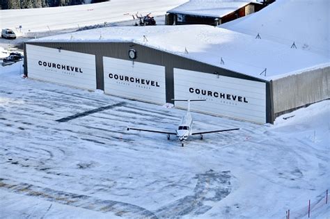 2024년 12월 21일 프랑스 알프스 Courchevel Rhône Alps 겨울까지 개인 제트기가 있는 Courchevel 스키 리조트 공항의 조감도 쿠쉬빌에 대한 스톡