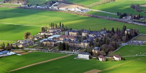 무료 이미지 경치 자연 잔디 구조 한 지방 국가 여름 마을 봄 풍경화 야구장 식물 골프 코스 골프 클럽 나무 외부 전지 건물 스위스