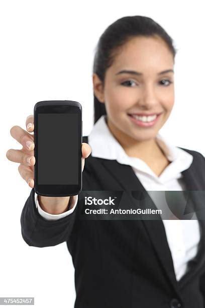 아랍인 비즈니스 여자 표시중 빈 스마트폰 화면에 애플리케이션 Generic에 대한 스톡 사진 및 기타 이미지 Generic
