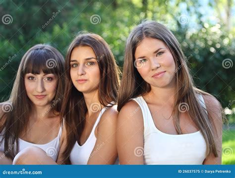 Belles Jeunes Filles En Stationnement Vert Dété Photo Libre De Droits