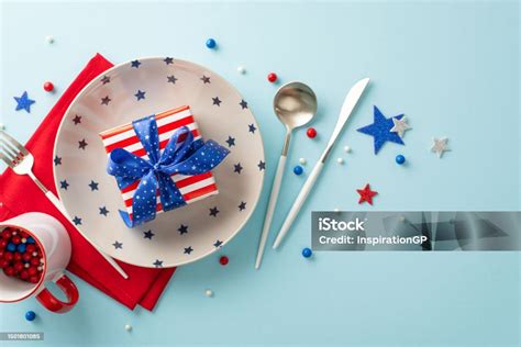 애국적인 요소가 있는 현충일 테마의 테이블 세팅 접시 컵 수저 냅킨 둥근 스프링클 별 국기 색상의 선물 상자 하늘색 배경 프로모션에 적합 0명에 대한 스톡 사진 및 기타