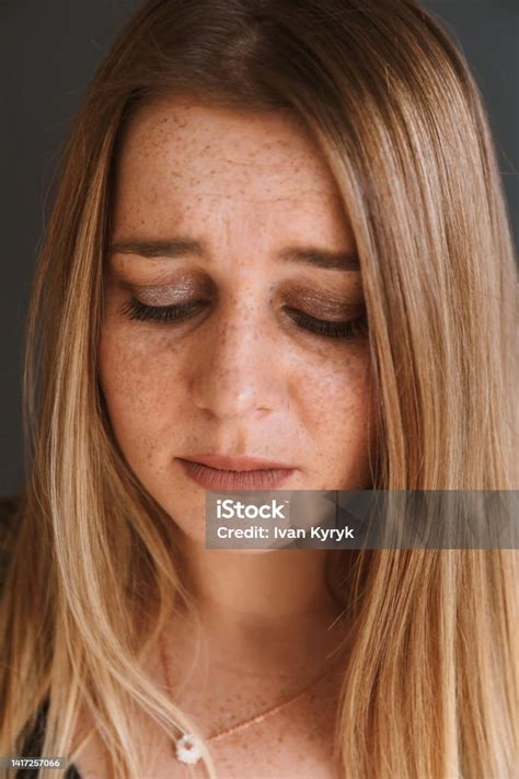 눈물을 흘리며 슬퍼하는 슬픈 여자 20 24세에 대한 스톡 사진 및 기타 이미지 20 24세 가정의 방 검은색 Istock