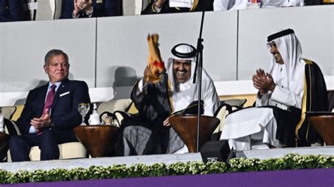 شاهد الأمير الوالد لدولة قطر يلعب الكرة في مقطع تاريخي