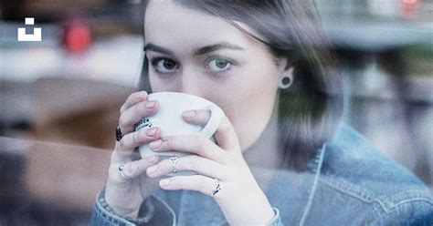 흰색 세라믹 찻잔을 들고 파란색 데님 재킷을 입고 있는 여자 사진 Unsplash의 무료 커피를 마시다 이미지