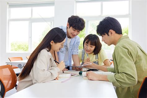 校园里的大学生讨论课题高清图片下载 正版图片507711717 摄图网