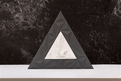 식물 성 베이스 릴리프 소나무 가지가 있는 세련된 거실 인테리어와 벽용 원뿔 Xmas 장식 3d 식물 석고 장식 객실의 현대적이고 고급스러움있는 인테리어 0명에 대한 스톡