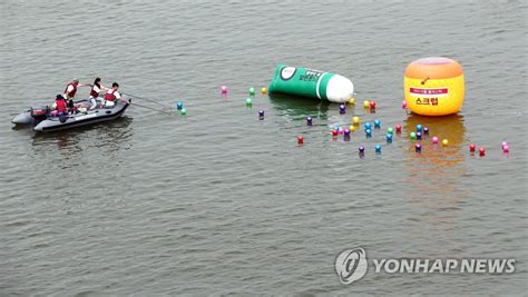 그린피스 미세 플라스틱 사용 규제 촉구 퍼포먼스 연합뉴스