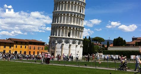 낮 동안 흰색 콘크리트 건물 근처의 푸른 잔디밭을 걷는 사람들 사진 Unsplash의 무료 이탈리아 이미지