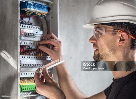 남자 퓨즈와 배전반에서 일하는 전기 기술자 전기 장비의 설치 및 연결 전기공에 대한 스톡 사진 및 기타 이미지 전기공 Stem 주제 건설 산업 Istock