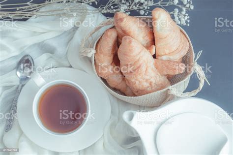 갓 구운된 크루아상 바구니에 어두운 표 배경에 차 한잔 Windows 빛 아침 식사 컨셉입니다 빈티지 스타일 갈색에 대한 스톡 사진 및 기타 이미지 Istock